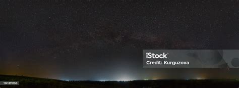 밤하늘에 있는 은하계의 별 들 수평선 위의 가로등에서 빛 공해 0명에 대한 스톡 사진 및 기타 이미지 0명 거리 경관 Istock
