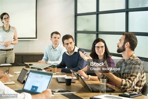사업가 중역 회의실에 있는 사람들의 그룹에는 프레 젠 테이 션을 주는 계획에 대한 스톡 사진 및 기타 이미지 계획 기업 문화 기업 비즈니스 Istock