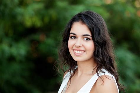 Hermosa Chica Morena Relajante En El Parque Foto Premium