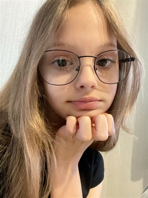 Glasses Girl Cute Selfies Poses Pretty Face Selfies Poses