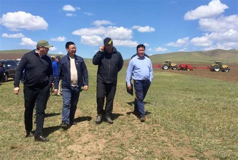 Ерөнхий сайд Ж Эрдэнэбат газар тариалангийн бүс нутагт ажиллаж байна