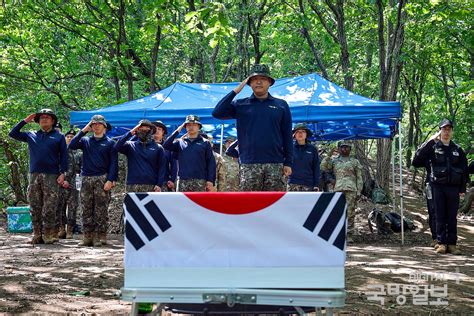 국방사진연구소 도시지역작전훈련에 투입된 육군55사단 기동대대 장병들이 지난 7일 육군특수전사령부 예하 비호부대 시가지 훈련장에서 건물 내부소탕 절차를 숙달하고 있다