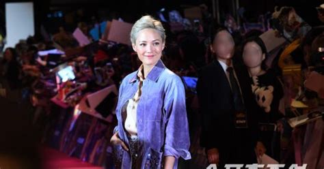 포토 폼 클레멘티에프 돋보이는 러블리 미소