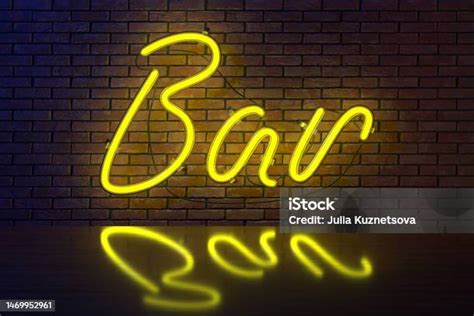벽돌 벽에 빛나는 노란색 네온 바 간판이 있습니다 나무 막대에 반사 3d 렌더링 네온에 대한 스톡 사진 및 기타 이미지 네온 바 카운터 배경 주제 Istock