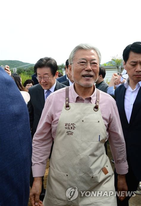 이동하는 문재인 전 대통령과 이재명 대표 연합뉴스