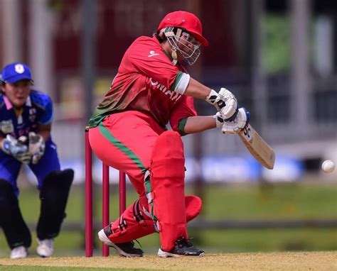 عمان ویمن کرکٹ ٹیم کی حنا جاوید، ثنا میر کو دیکھ کر کھیلنا شروع کیا