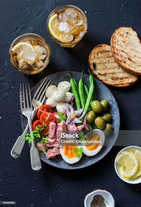전채 테이블접시 참치 통조림된 녹색 콩 모 짜 렐 라 치즈 토마토 삶은 계란 올리브 구운 빵과 어두운 배경 평면도에 화이트 와인 2 잔 건강한 생활방식에 대한 스톡 사진 및