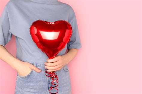 알아볼 수 없는 여자는 하트 모양의 빨간색 풍선 풍선을 손에 들고 있습니다 2월에 대한 스톡 사진 및 기타 이미지 2월 T 셔츠 개념 Istock