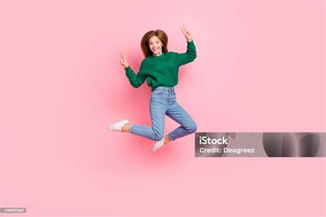 펑키 매력적인 소녀 옷 니트 풀오버 V 표지판 점프 높은 절연 핑크 색상 배경을 보여주는 전체 길이 사진 12 13세에 대한 스톡 사진 및 기타 이미지 Istock