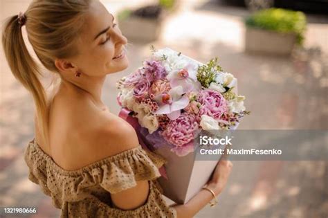 그녀의 손에 다른 자연 꽃의 아름다운 구성 상자를 들고 여자 꽃다발에 대한 스톡 사진 및 기타 이미지 꽃다발 밸런타인데이 장미 Istock