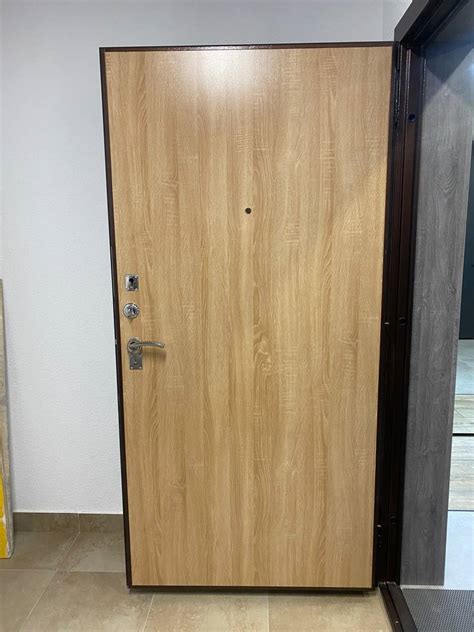 Обновление отделки входной двери изнутри Отделка реставрация входных дверей установка