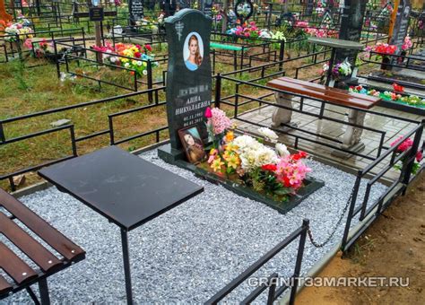 Скамейка и столик на кладбище