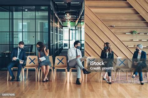 회의에서 얼굴 마스크를 가진 비즈니스 사람들의 다민족 그룹 줄 서 있는 사람들에 대한 스톡 사진 및 기타 이미지 줄 서 있는