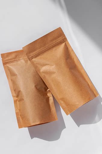 흰색 배경에 고립 된 그림자와 커피 콩 상단보기와 갈색 크래프트 종이 파우치 가방 식품 포장 플랫 레이 실물 모형에 대한 스톡 사진 및 기타 이미지 Istock