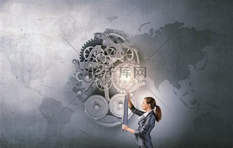 年轻的女商人用扳手固定齿轮机构让它发挥作用高清摄影大图 千库网