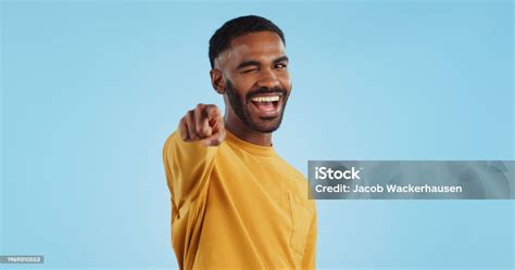 얼굴 윙크 파란색 배경에 선택 선택 또는 제안으로 스튜디오에서 당신을 가리키는 손을 가진 남자 기회 제안 및 남성 모델의 초상화 에 대한 이모티콘 에 대한 참여 거래 또는