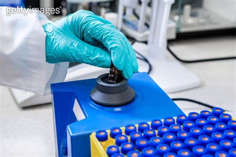 Samples Are Shaken By A Chemist With A Vortex Mixer Before Hplc Analysis 2164445948 게티이미지뱅크