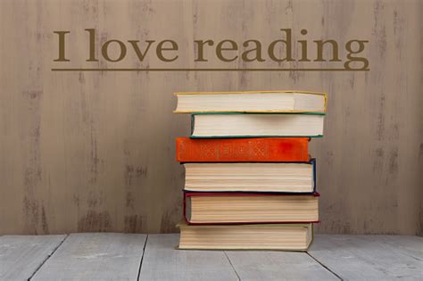 학교와 교육 개념텍스트와 갈색 배경에 흰색 나무 테이블에 힙 다채로운 Hardback 책을 다시 나는 독서 사랑 갈색에 대한 스톡 사진 및 기타 이미지 Istock