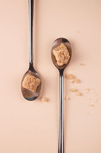 베이지색 배경에 갈색 설탕 조각과 부스러기가 있는 두 개의 금속 디저트 숟가락 복사 공간 0명에 대한 스톡 사진 및 기타 이미지 0명 가루 설탕 갈색 Istock