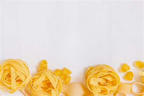 흰색 나무 배경에 다양한 조리되지 않은 파스타 맨 위 보기입니다 텍스트 공간이 있는 레스토랑용 이탈리안 파스타 0명에 대한 스톡