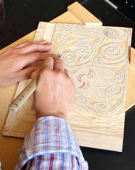 彫刻刀 で 彫り やすい 絵 彫刻刀で模様を彫る 木の温かさを生かして木彫作品をつくろう！ Ciley