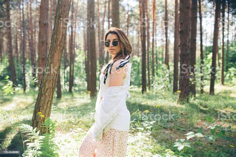 젊은 아름다운 히피 여자는 여름 숲에서 산책 춤과 삶과 자연을 즐긴다 30 34세에 대한 스톡 사진 및 기타 이미지 30 34세 걷기 경보 Istock