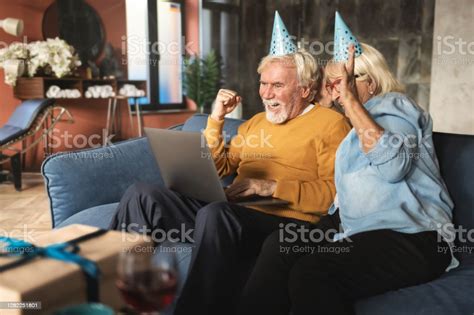 생일 또는 기념일 축하 화상 회의 휴일 인사말 개념에 대한 노트북에 화상 통화를 만드는 쾌활한 백인 수석 커플 2명에 대한 스톡 사진 및 기타 이미지 Istock