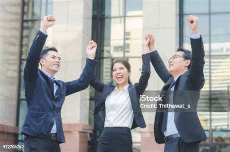 사업가 사업가 팀웍 팔을 미소와 행복 한 승리 및 사무실 건물의 야외 앞에서 성공을 위해 함께 비즈니스 성공 팀 개념입니다 개념에 대한 스톡 사진 및 기타 이미지 Istock