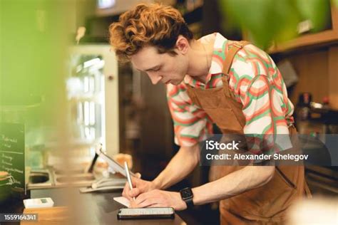 카페에서 전문 바리스타로 일하는 남자의 남성 초상화 금전 등록기에 디지털 태블릿을 사용하는 사람 중소기업에서 일하는 실제 사람들과 함께하는 라이프스타일 사진 바리스타에 대한