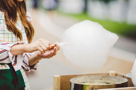 테마 요리 과자 가족 작은 사업 이다입니다 콘센트의 손을 클로즈업 젊은 여자 상인 소유자 만드는 사탕 Floss 요정 치 실 또는 솜 사탕 공원에서 여름에 거리에 대한 스톡