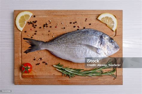 나무 절단 보드에 후추 레몬 로즈마리 체리 토마토와 신선한도 라도 생선 꼬리에 대한 스톡 사진 및 기타 이미지 꼬리 낚시 딜 허브 Istock