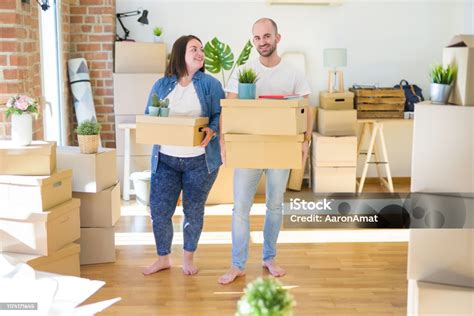 새로운 집으로 이사하는 젊은 부부 골판지 상자를 들고 행복한 미소 2명에 대한 스톡 사진 및 기타 이미지 2명 가구 남자 Istock