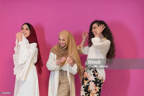 현대 옷을 입은 히잡에있는 세 명의 무슬림 여성이 분홍색 배경에 포즈를 취합니다 20 24세에 대한 스톡 사진 및 기타 이미지 20 24세 가리기 개념 Istock