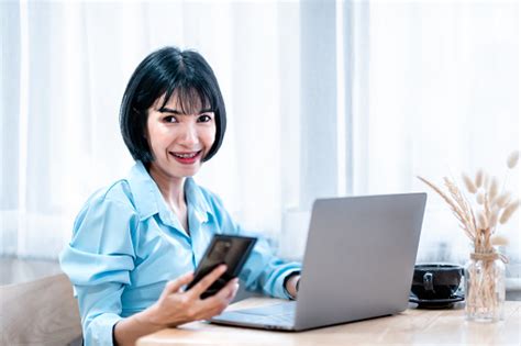치과 중괄호 아시아 프리랜서 사람들과 미소 비즈니스 우먼 은 카페에서 커피 컵 머그잔과 노트북 컴퓨터와 함께 작업 스마트 폰 캐주얼에 메시지를 작성 비즈니스 라이프 스타일