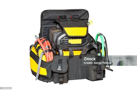 작업장 환경에서 전기 작업을 할 준비가 된 다용도 유틸리티 가방 흰색 배경에 격리되어 있습니다 0명에 대한 스톡 사진 및 기타