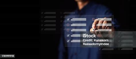 성과 체크리스트 체크리스트 설문 조사를 사용하는 사업가 디지털 양식 체크리스트 작성 평가 설문지 평가 온라인 설문 조사 온라인 시험 체크리스트에 대한 스톡 사진 및 기타