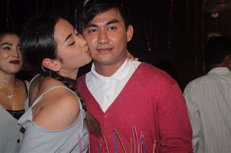 លោក ហង្ស សម្បើមស័ក្តបង្កាត់ភ្លើងស្នេហ៍ជាមួយកញ្ញាម៉ៅ គឹមធីតា សម្លេងសហគមន៍ខ្មែរ