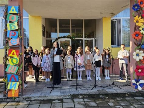 Кметът на Мизия Валя Берчева зарадва първолаците с книжки с приказки