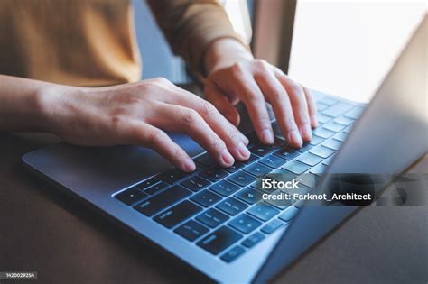 랩톱 컴퓨터 키보드에서 작업하고 입력하는 여성의 클로즈업 이미지 35 39세에 대한 스톡 사진 및 기타 이미지 35 39세 가정 생활 개념 Istock