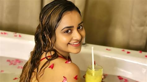 ಅಯ್ಯೋ ದೇವ್ರೇ ಬರೀ ರೀಲ್ಸ್ ಮಾಡುವಾಗಲ್ಲ ಸ್ನಾನ ಮಾಡುವಾಗ್ಲೂ ಮುಖದ ತುಂಬಾ ಮೇಕಪ್ ಹಾಕ್ತಾರೆ ಧನುಶ್ರೀ