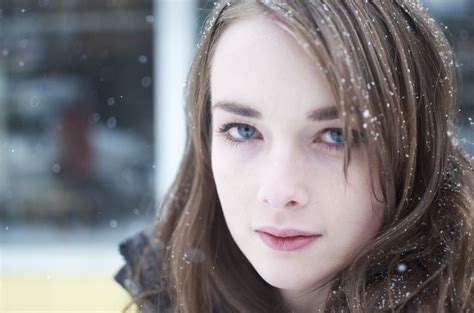 배경 화면 얼굴 여자들 모델 초상화 긴 머리 파란 눈 겨울 사진술 명성 유행 코 봄 사람 피부 앨리 맥도널드 소녀 아름다움 레이디 금발