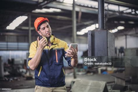 기술자는 최적의 성능 및 안전 표준을 위해 공장 기계를 조정하고 문제를 해결합니다 공장 산업 건물에 대한 스톡 사진 및 기타 이미지 공장 산업 건물 Cnc 장치