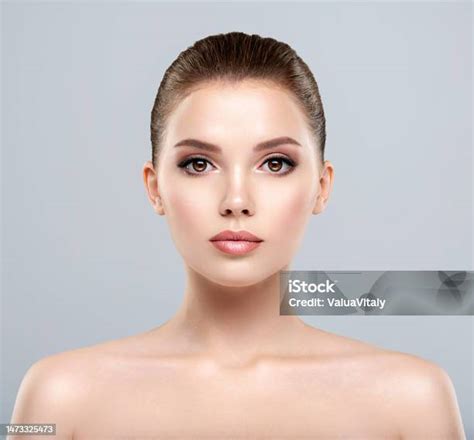 아름다운 얼굴을 가진 백인 젊은 여성의 전면 초상화고립 스킨 케어 개념입니다 갈색 머리에 대한 스톡 사진 및 기타 이미지 갈색 머리 건강한 생활방식 깨끗한 Istock