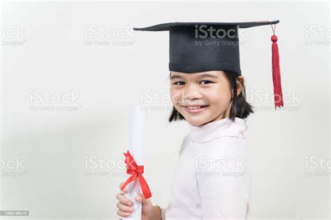 졸업 모자와 흰색 배경에 고립 된 졸업장과 귀여운 행복 한 아시아 학교 아이의 초상화 교육 컨셉 스톡 사진 계획에 대한 스톡 사진 및 기타 이미지 Istock