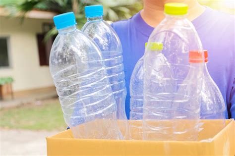 남자는 플라스틱 병으로 종이 상자를 보유 하고있다 하 병 제품 개념에 대한 스톡 사진 및 기타 이미지 개념 광물질 마실 것 Istock