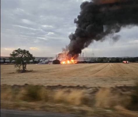 Министърът на транспорта Гроздан Караджов с последни данни за пожара в цистерни с дизел СНИМКИ