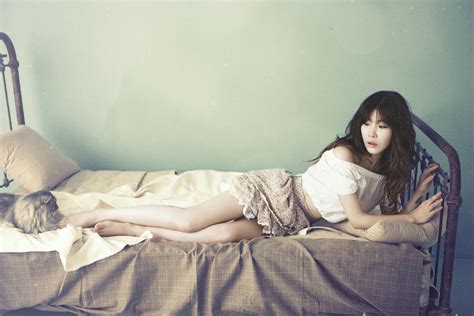 배경 화면 긴 머리 좌석 사진술 한국어 케이 팝 사람 다비치 소녀 아름다움 다리 영상 헤어 스타일 인간
