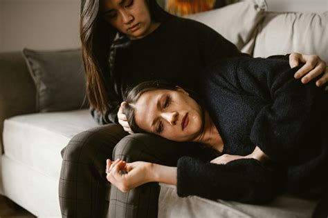 간병 감정 공유 감정 이입 감정 표현 감정적인 검은 스웨터 그림 나타내는 단란함 대인관계 돌보다 돕는 분리 상한 마음 서로를 지지하다 소파