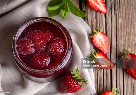소박한 나무 테이블에 집에서 만든 맛있는 딸기 잼과 딸기 0명에 대한 스톡 사진 및 기타 이미지 0명 건강한 생활방식 건강한 식생활 Istock