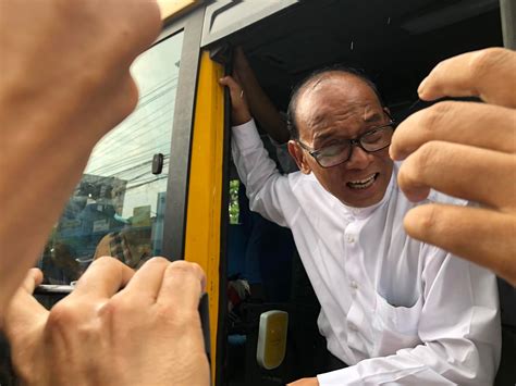 Dvb အင်းစိန်ထောင်မှ လွတ်ငြိမ်းခွင့်ရကြသူများ မြင်ကွင်း ဓာတ်ပုံ